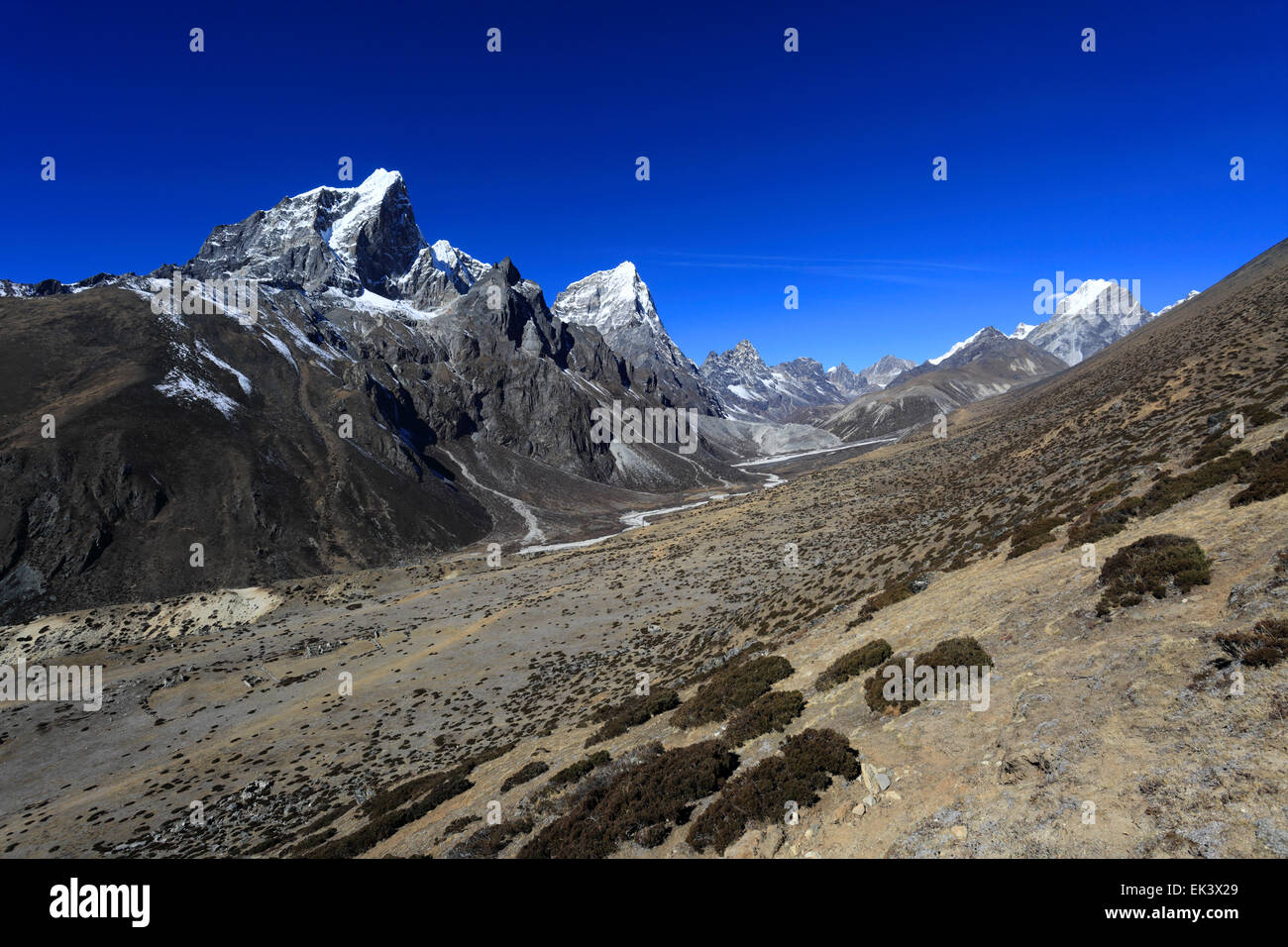 Pheriche village mount everest mountain hi-res stock photography and ...