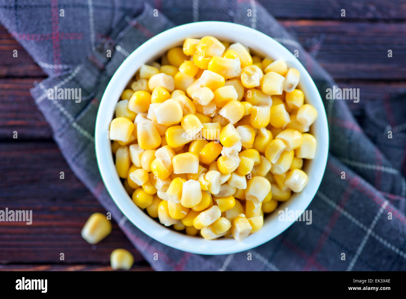 sweet corn in bowl and on a table Stock Photo - Alamy