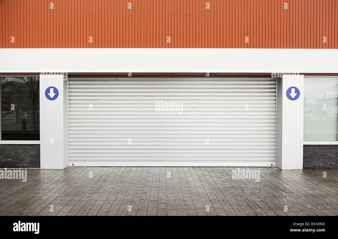 Garage interior empty doors hi-res stock photography and images - Alamy