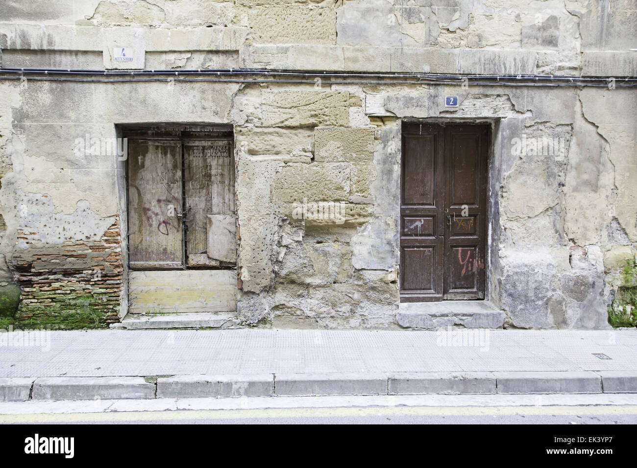 Old wooden door wall, detail of a building in ruins and abandoned Stock ...
