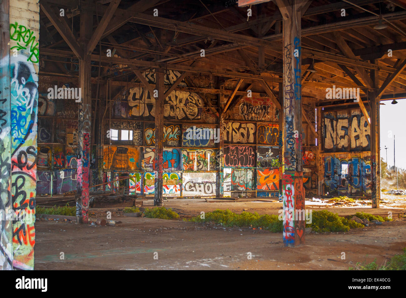Abandoned warehouse building hi-res stock photography and images - Alamy