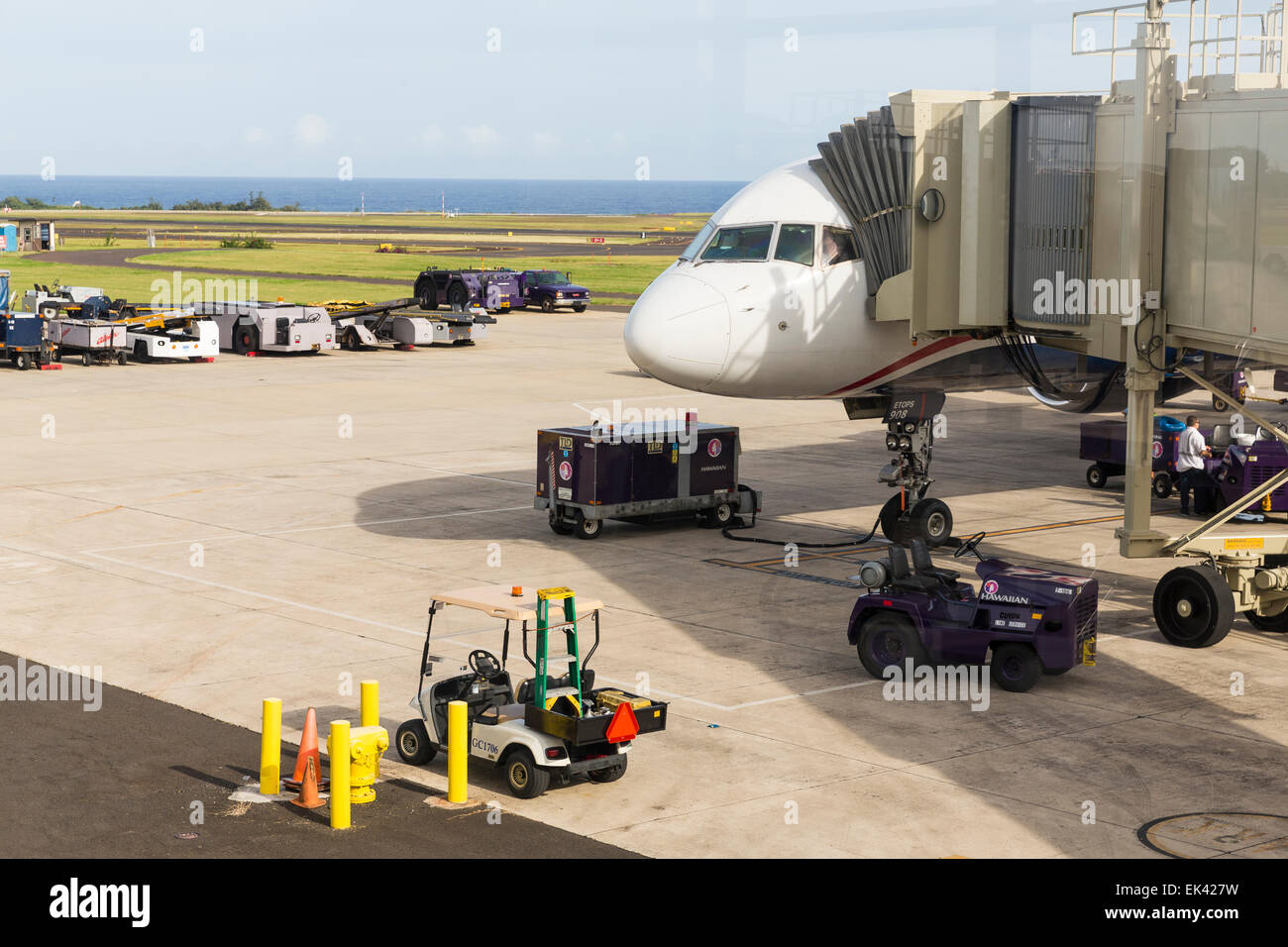 Airplane arriving at gate hi-res stock photography and images - Alamy