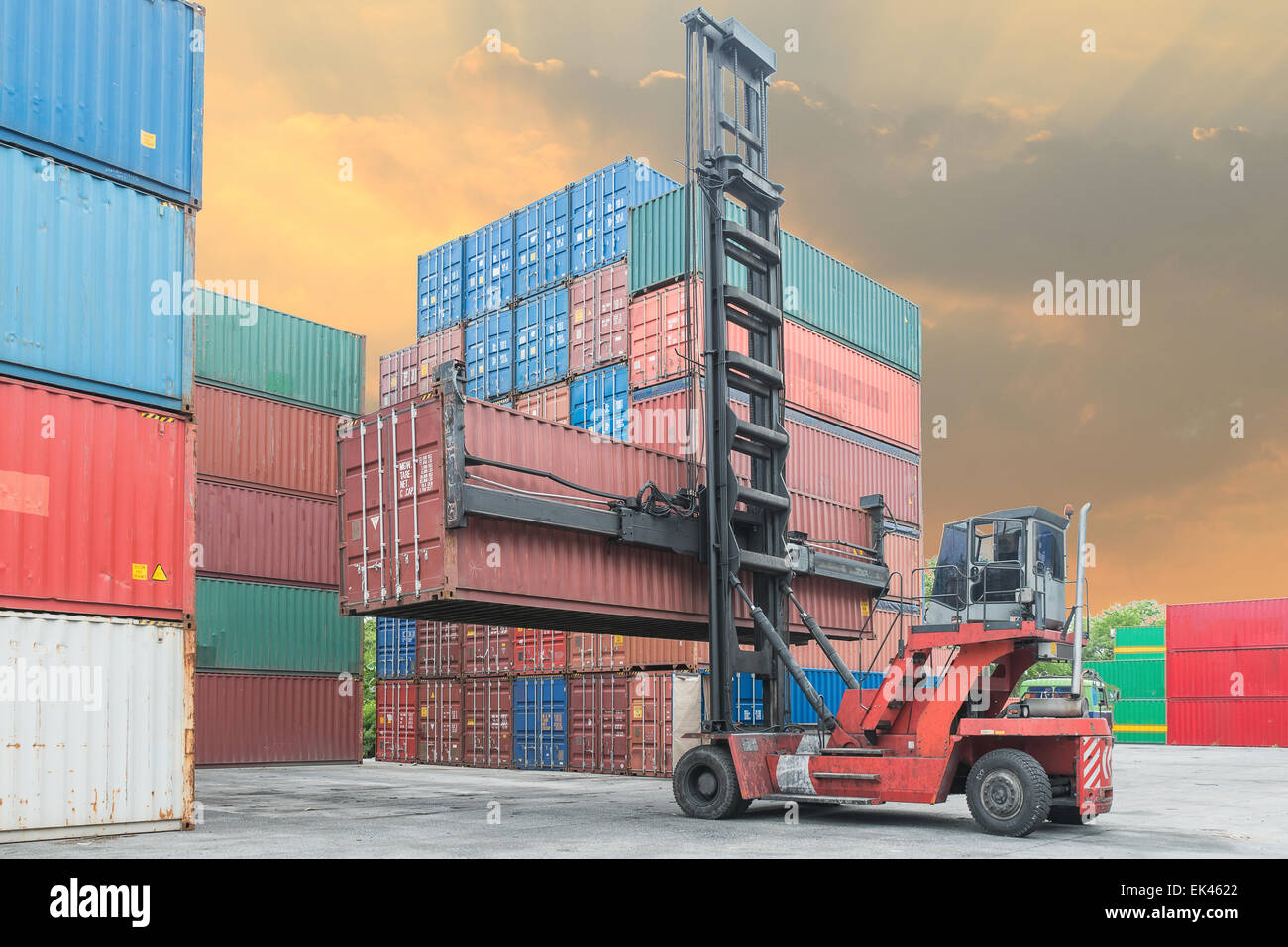 Handling shipping container hi-res stock photography and images - Alamy