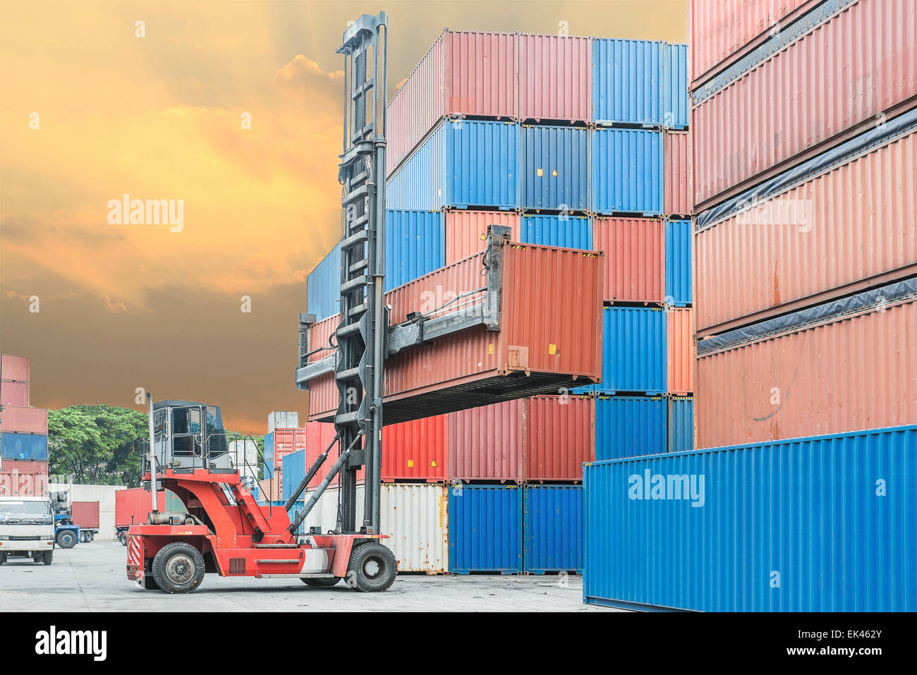Crane lifter handling container box hi-res stock photography and images ...
