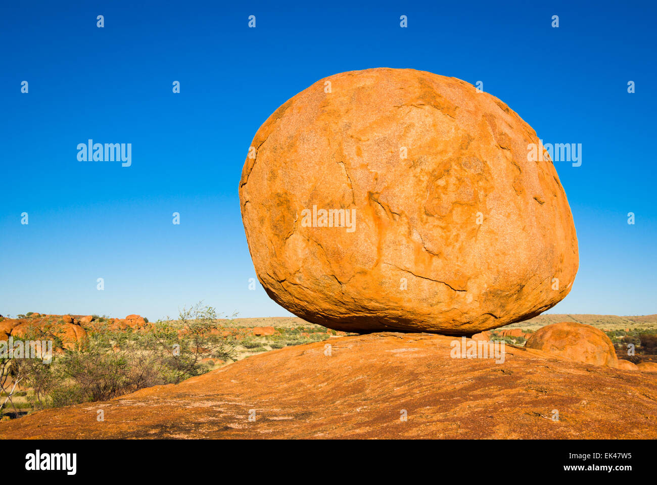 Bizarre round boulders at the 'Devil's Marbles' in outback Australia ...