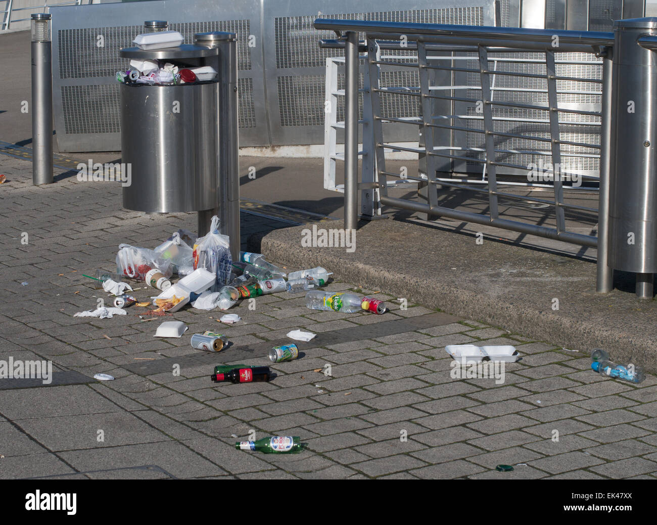 Overflowing litter bin Stock Photo - Alamy Overflowing litter bin Stock Photo - Alamy