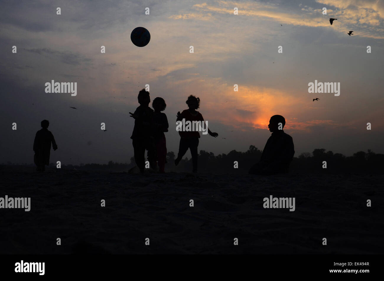 Lahore, Pakistan. 06th Apr, 2015. Pakistani homeless gypsy children are ...