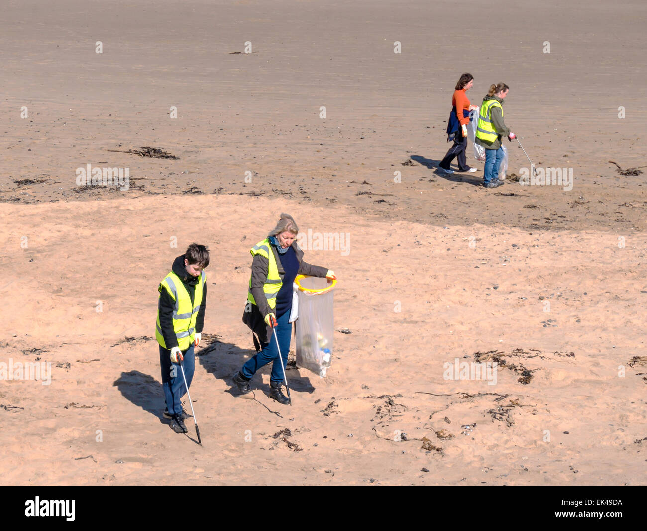 Beach clean litter pickers hi-res stock photography and images - Alamy