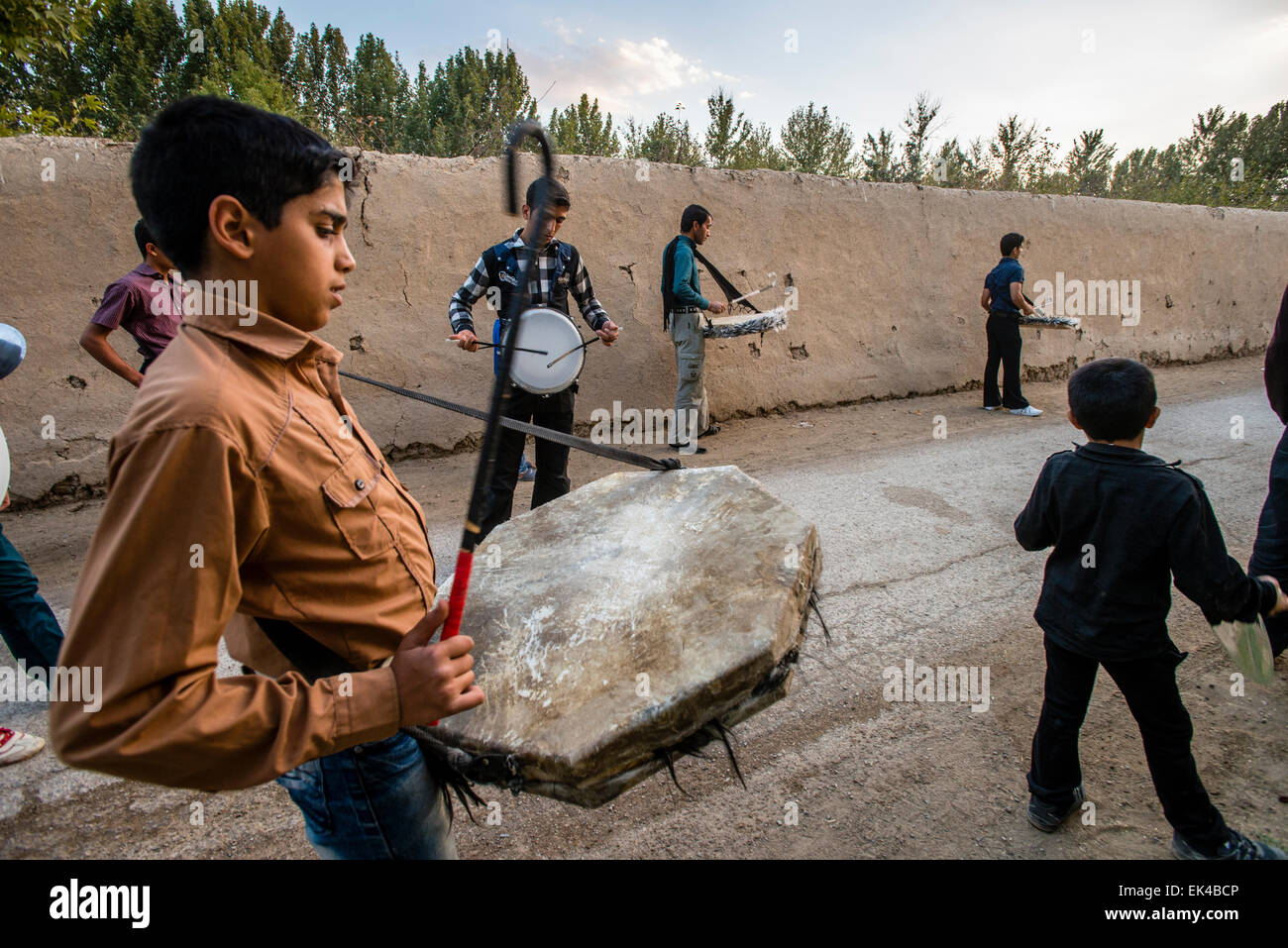 Men rehearse march past with drums of Tazieh, ritual theater of the day ...