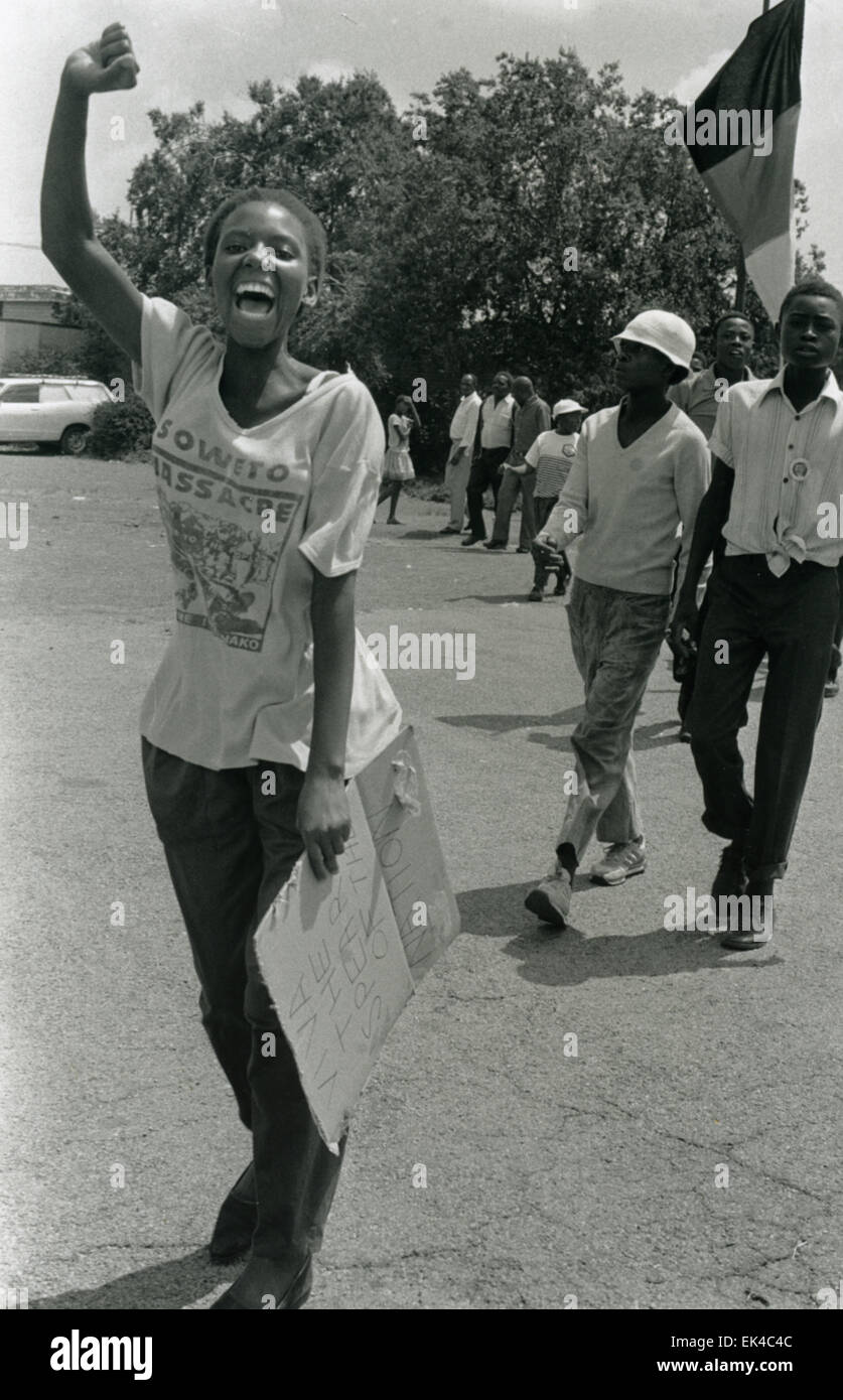 Nelson mandela released prison 1990 hi-res stock photography and images ...