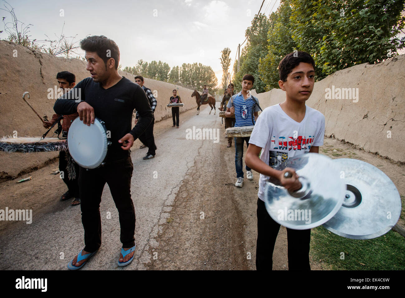 Men rehearse march past with drums of Tazieh, ritual theater of the day ...