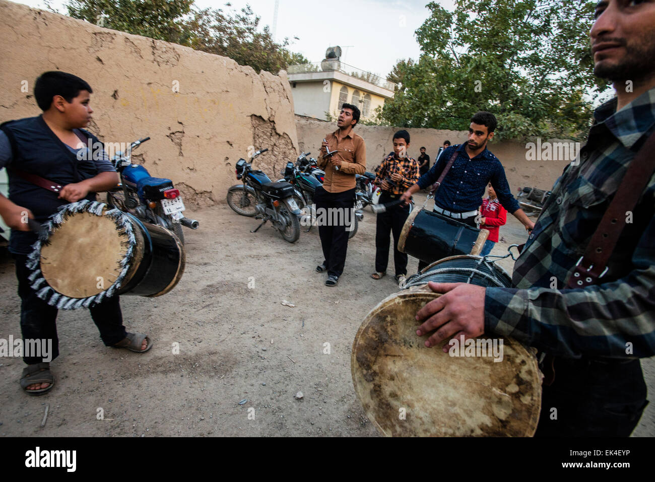 Men rehearse march past with drums of Tazieh, ritual theater of the day ...