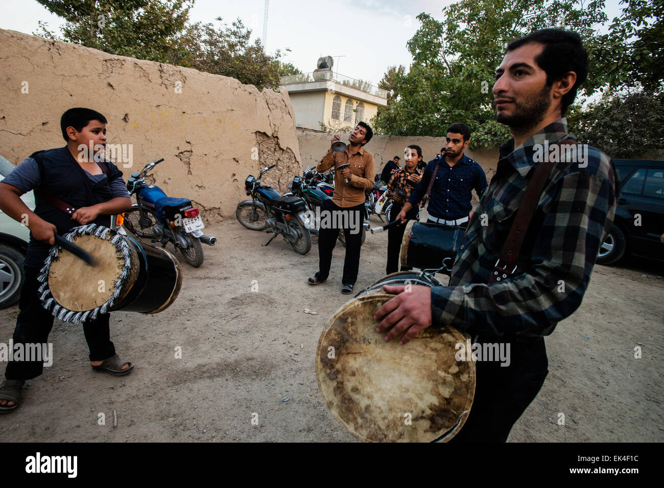 Men rehearse march past with drums of Tazieh, ritual theater of the day ...