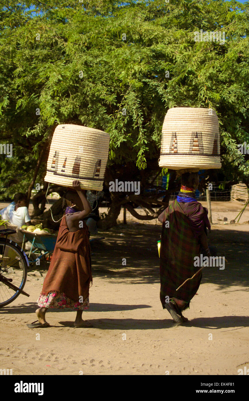African women carrying baskets on head hi-res stock photography and ...