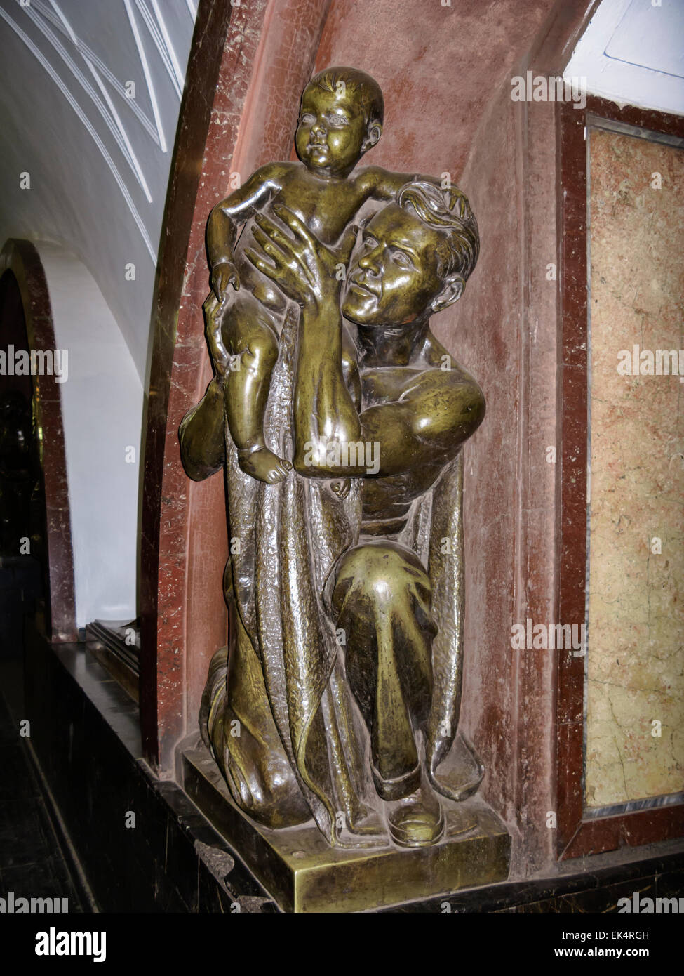 Russia, Moscow, bronze statue in the metropolitan subway Stock Photo ...