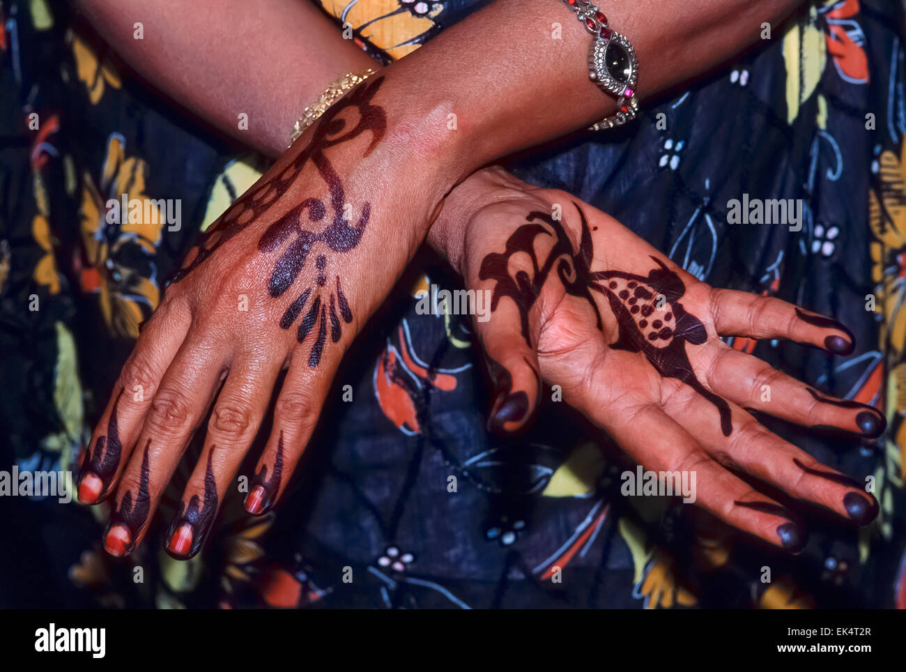 Sudan, Port Sudan, muslim woman's painted hands Stock Photo - Alamy
