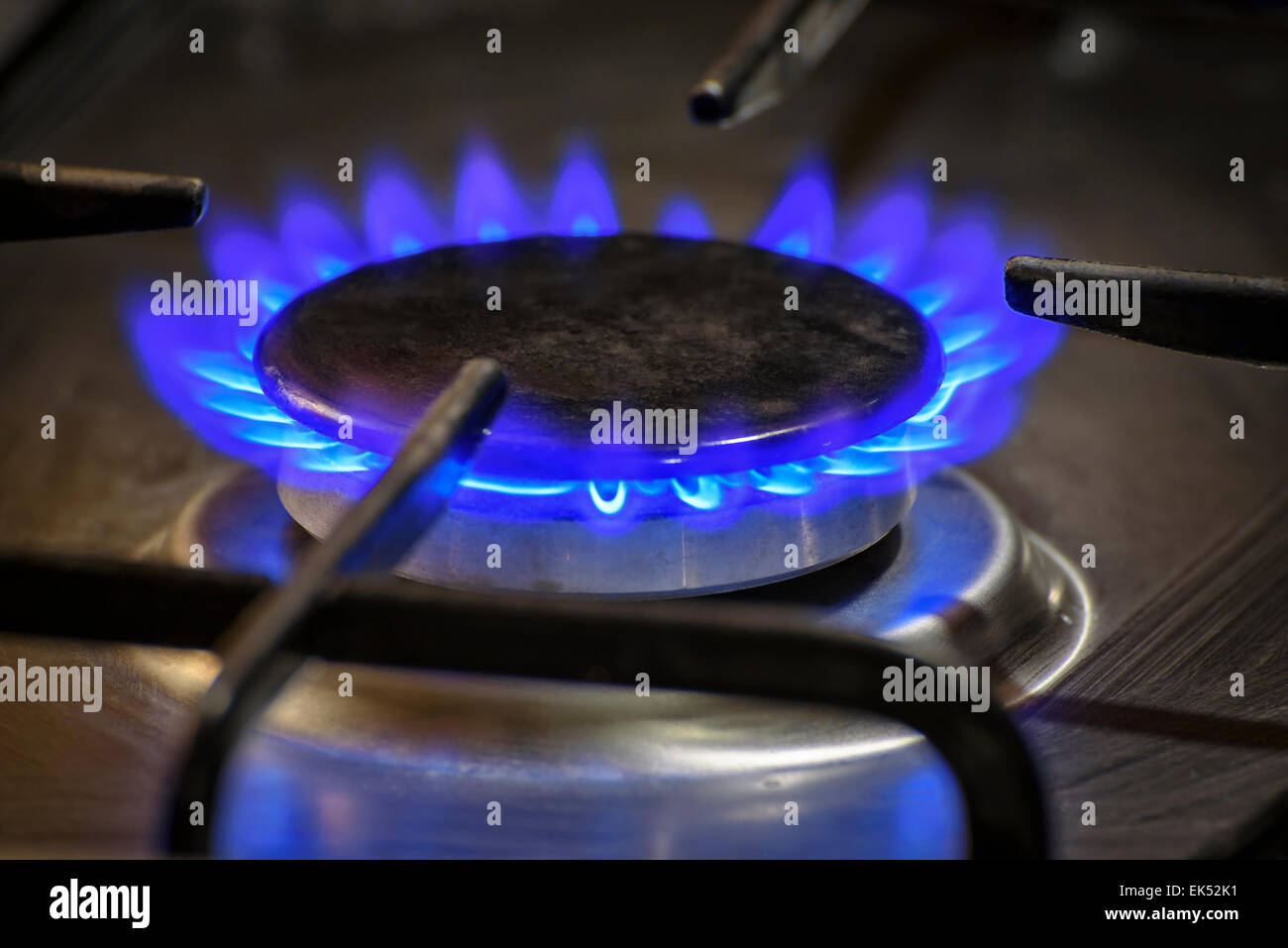 Kitchen burning gas cooker Stock Photo - Alamy