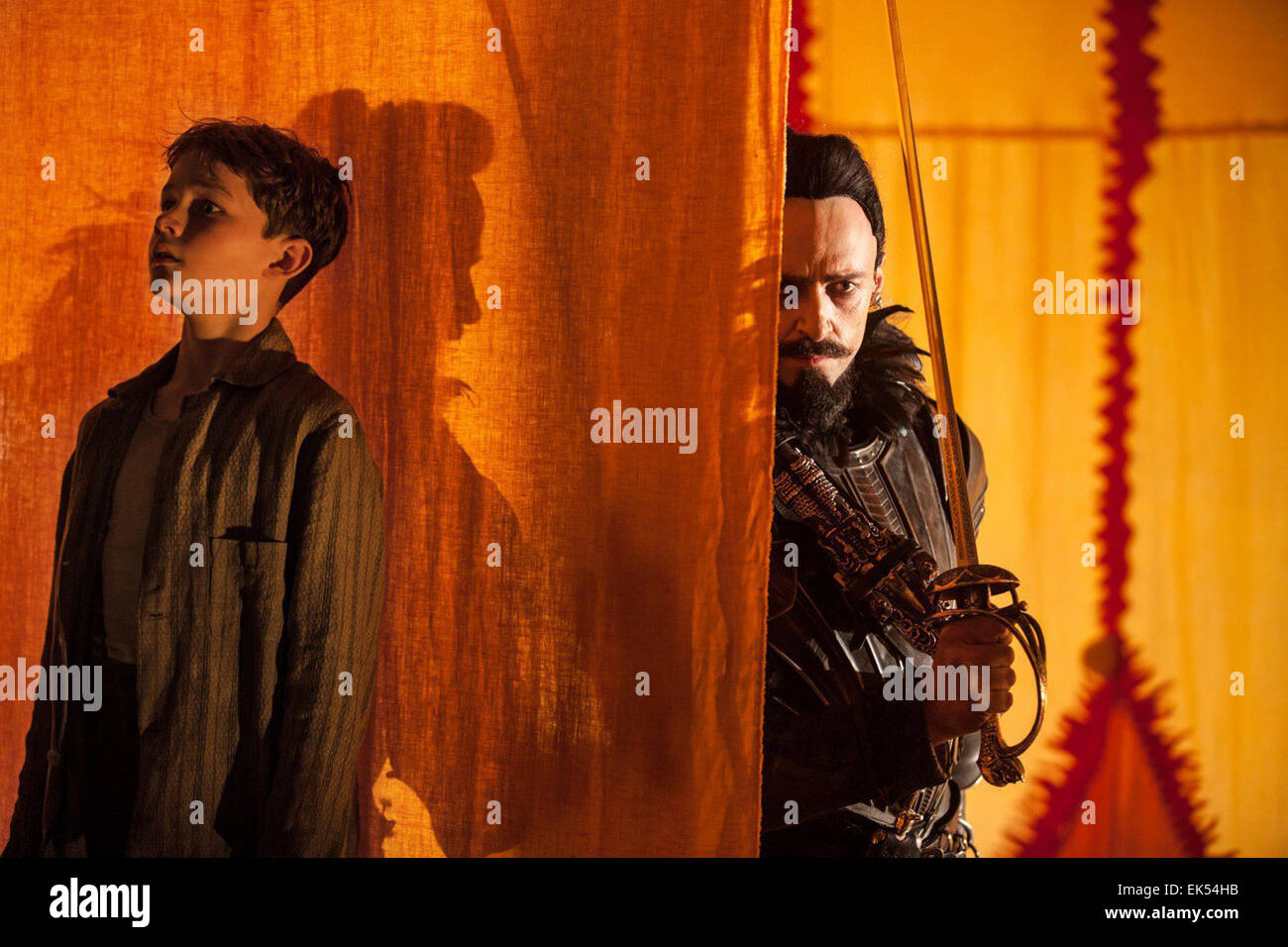 PAN (2015) LEVI MILLER, HUGH JACKMAN JOE WRIGHT (DIR Stock Photo - Alamy