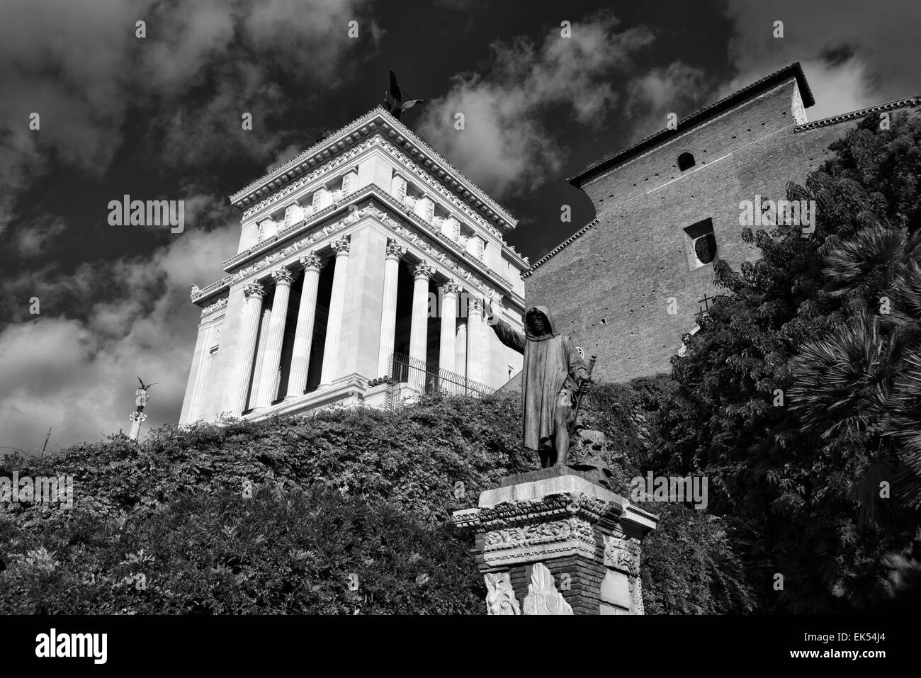Italy, Rome, bronze statue and the Victorian Palace (Vittoriano Stock ...