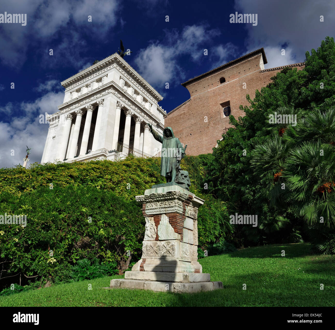 Italy, Rome, bronze statue and the Victorian Palace (Vittoriano Stock ...