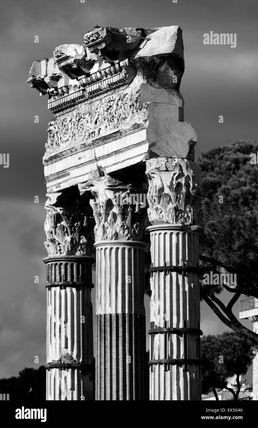 Rome italy classical architecture columns Black and White Stock Photos ...