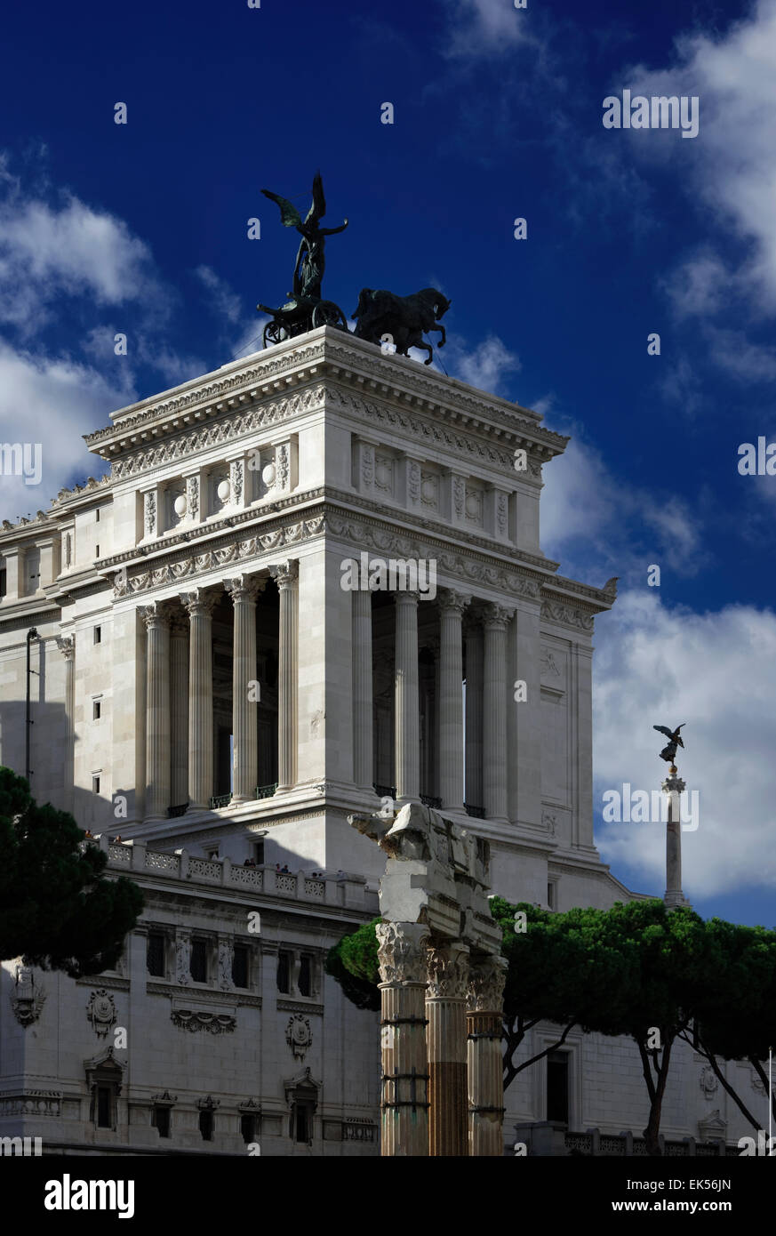 Italy, Rome, view of the Victorian Palace (Vittoriano) and roman ...