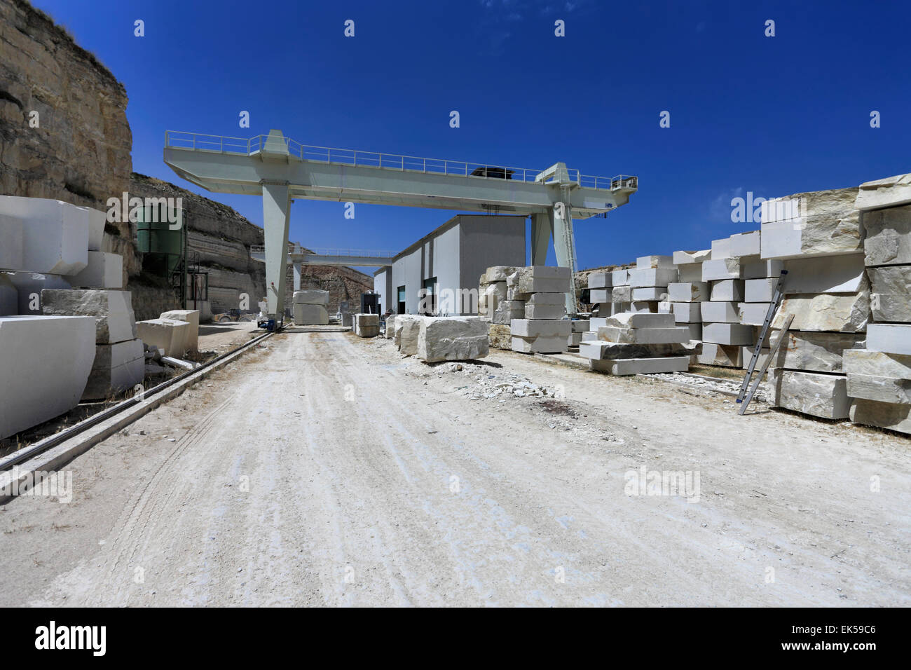 Italy, marble cutting factory - industrial Stock Photo - Alamy