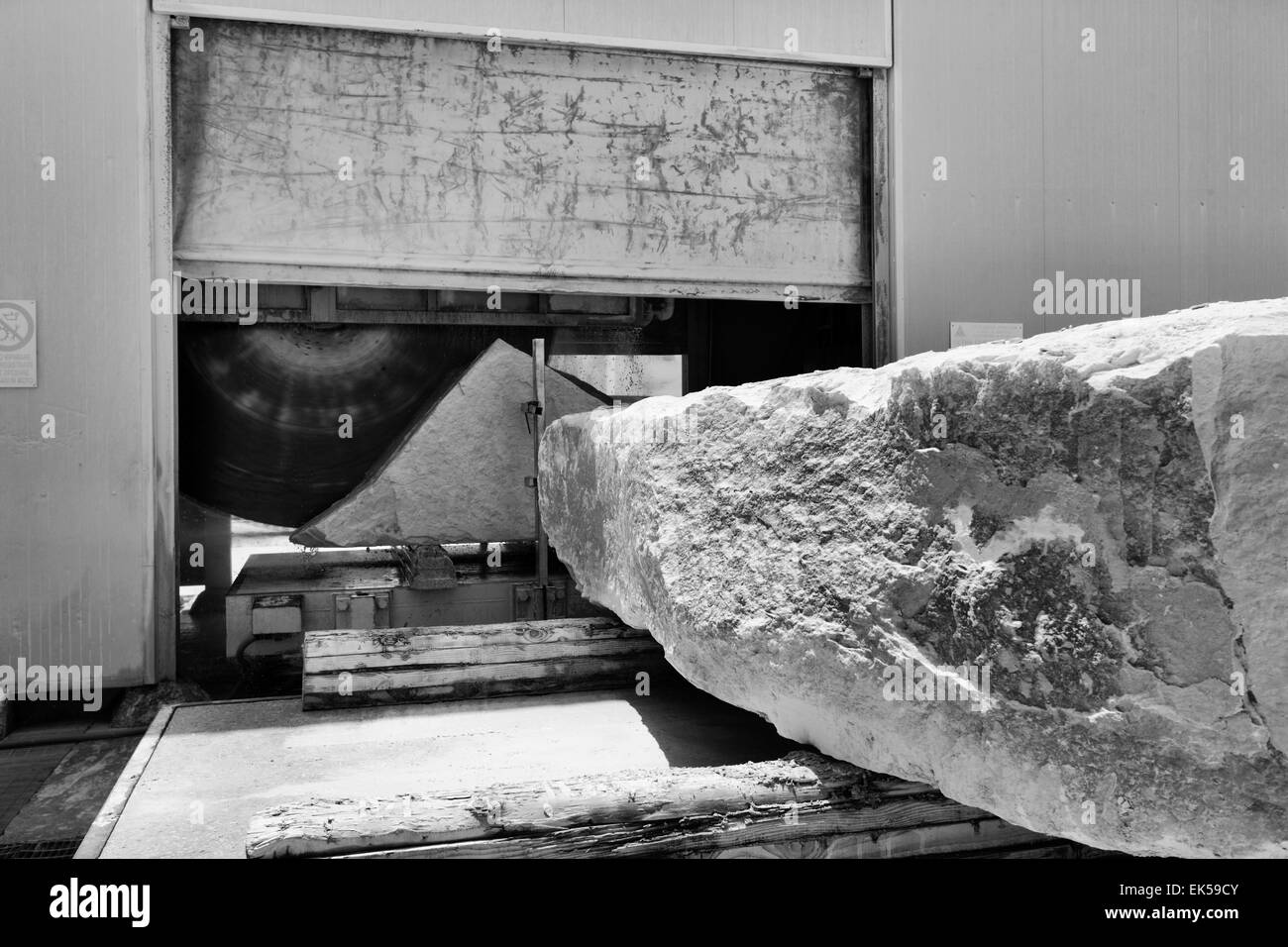 Italy, marble cutting factory - industrial Stock Photo - Alamy