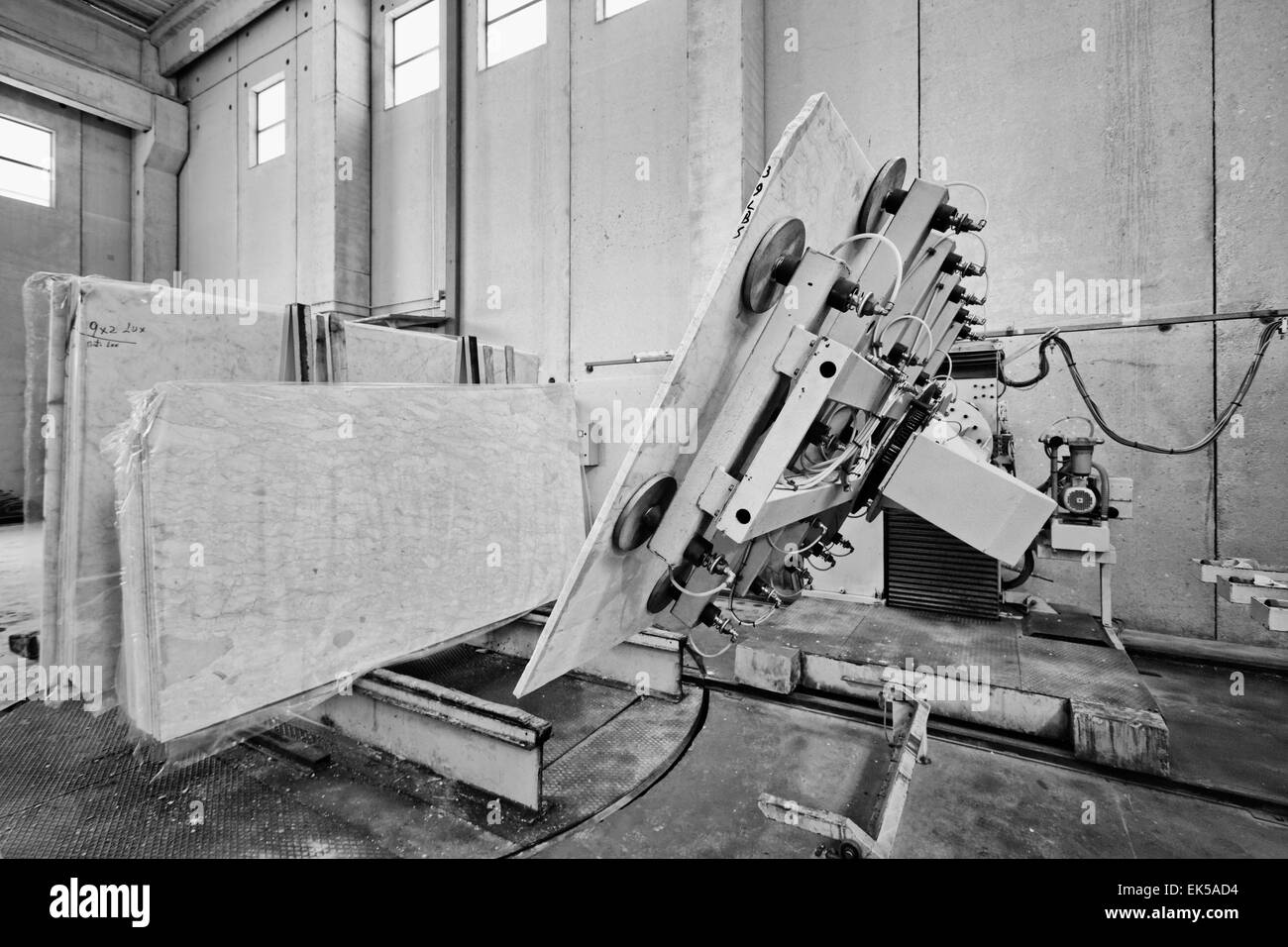 Italy, marble cutting factory - industrial Stock Photo - Alamy