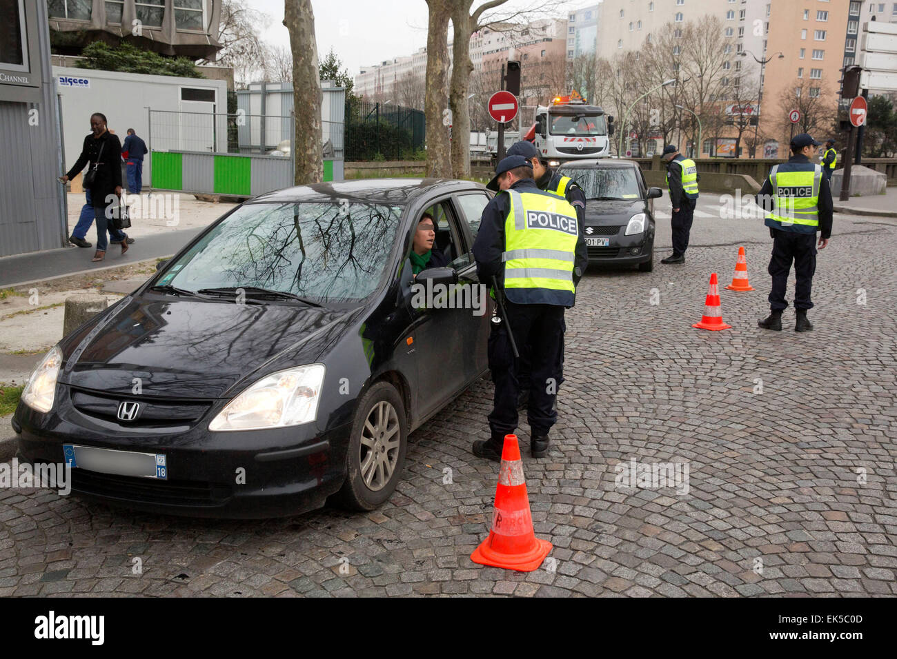 Paris, alternative traffic police control, odd plates of registry ...