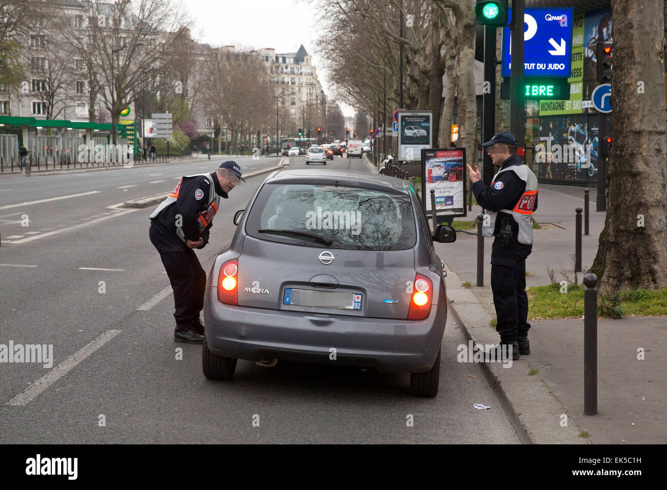Paris, alternative traffic police control, odd plates of registry ...