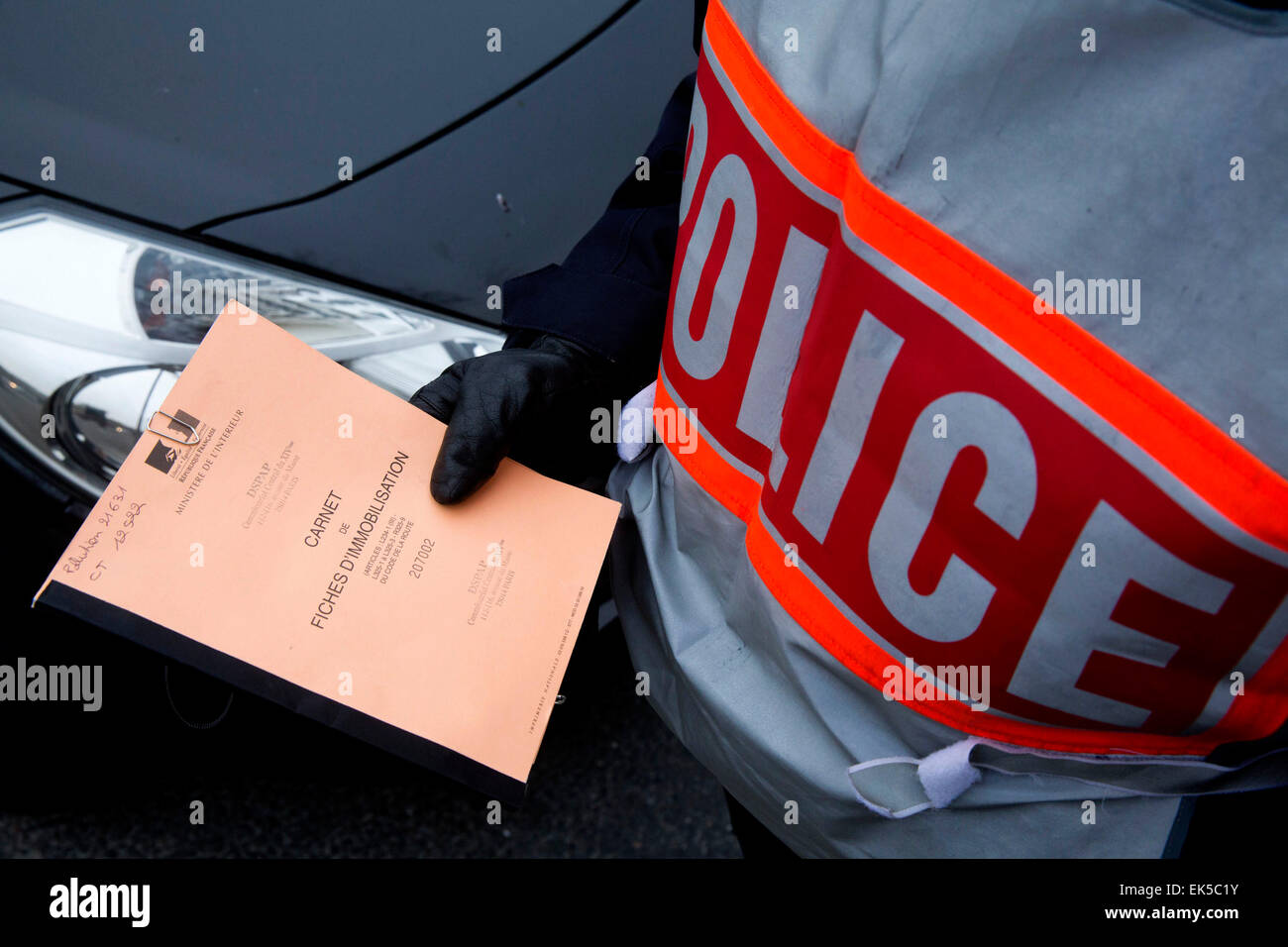 Paris, alternative traffic police control, odd plates of registry ...