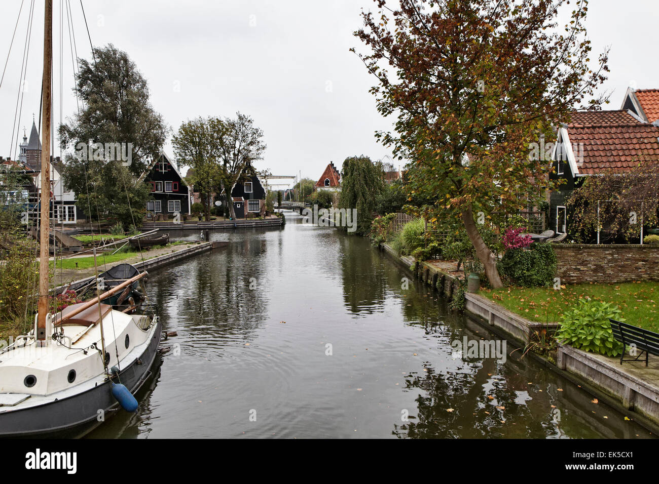 Holland, Volendam (Amsterdam), typical dutch stone houses and a water ...