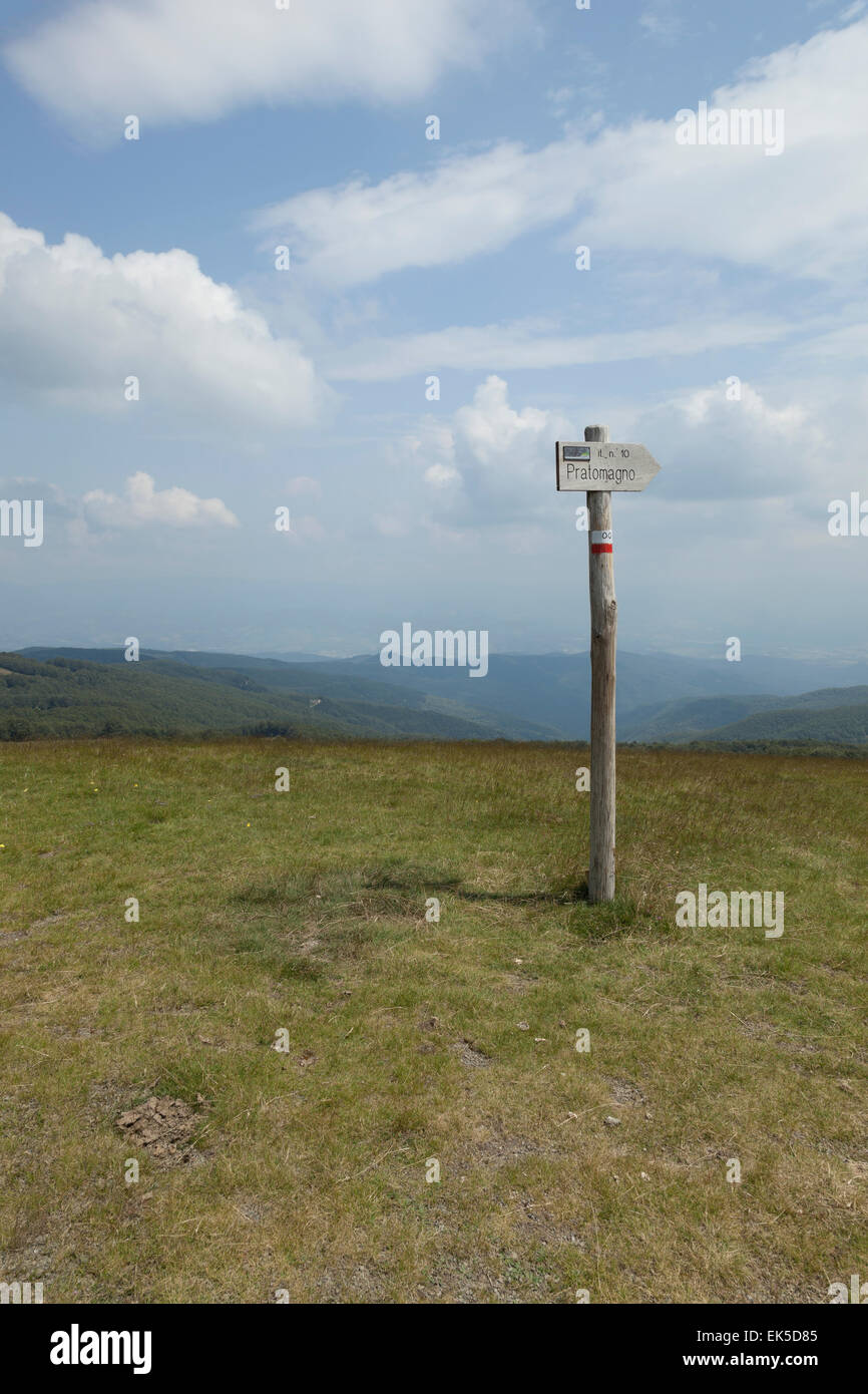 Signpost, mountain trail Stock Photo - Alamy