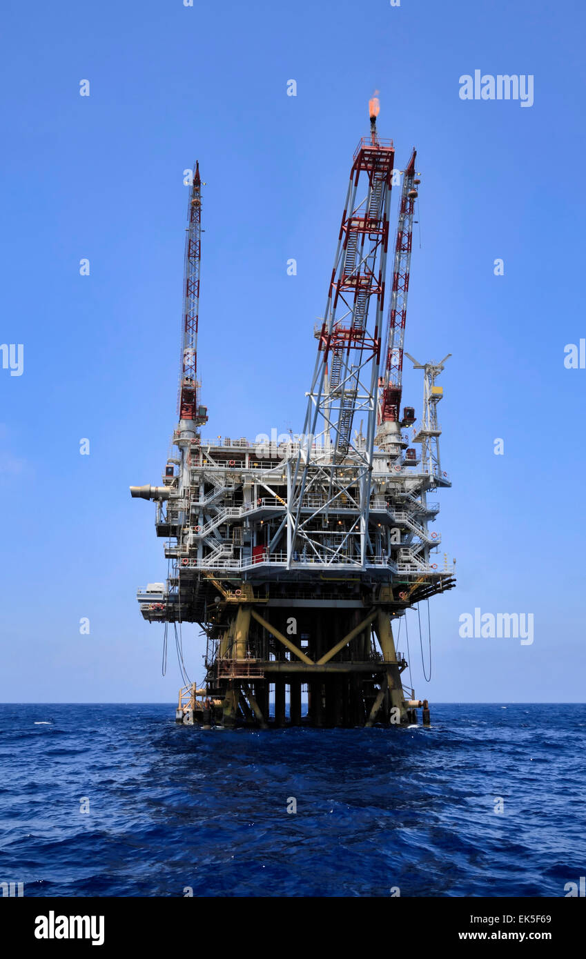 Oilrig fire hi-res stock photography and images - Alamy
