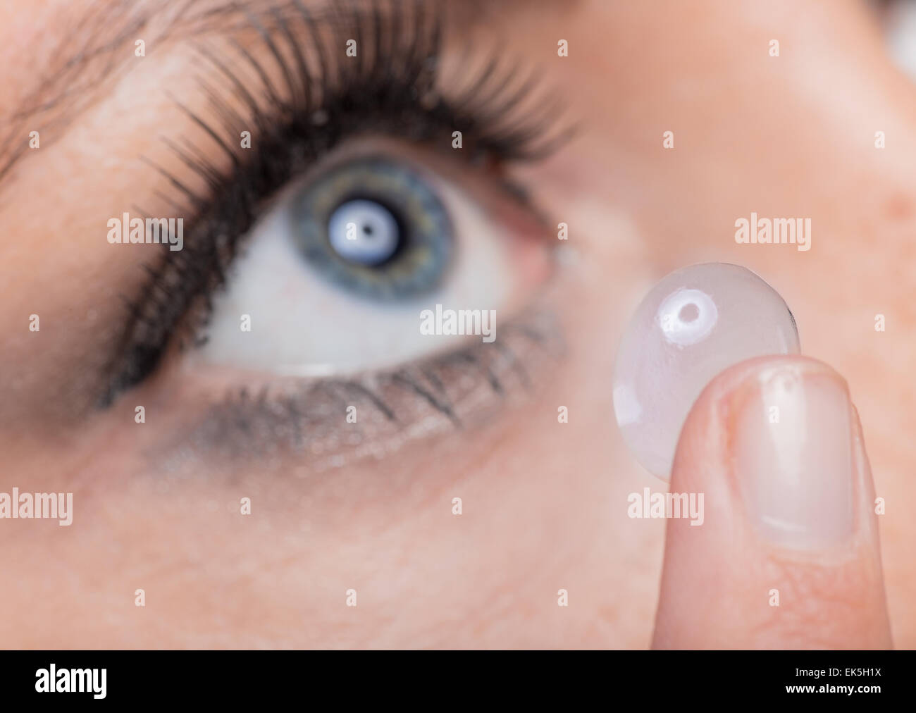 Young woman Inserting a contact lens, close-up Stock Photo - Alamy