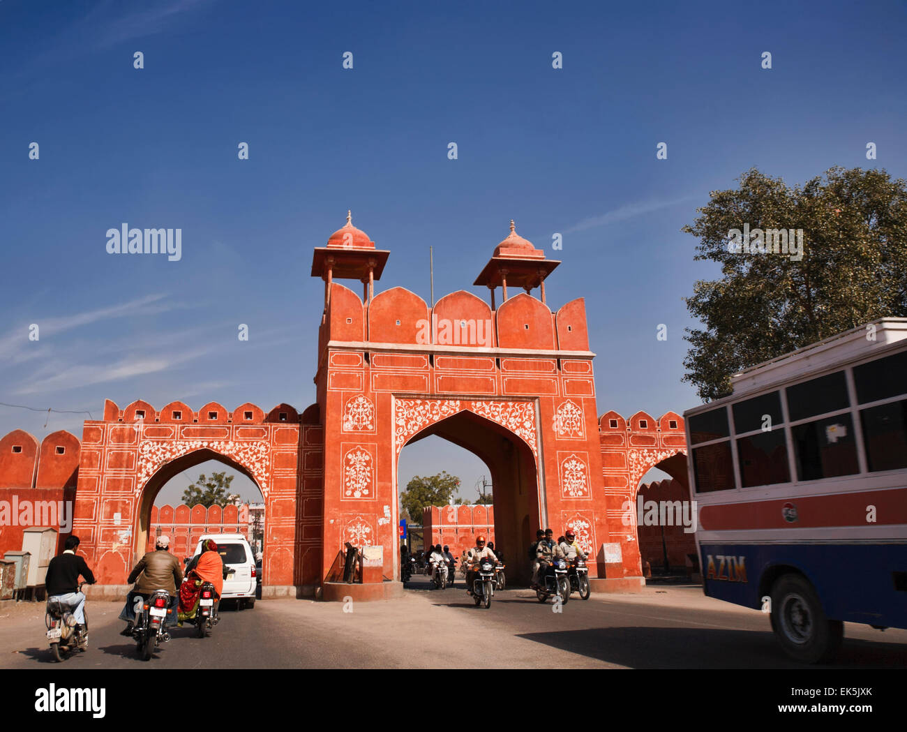 India, Rajasthan, Jaipur, traffic in one of the old entrance gates to ...