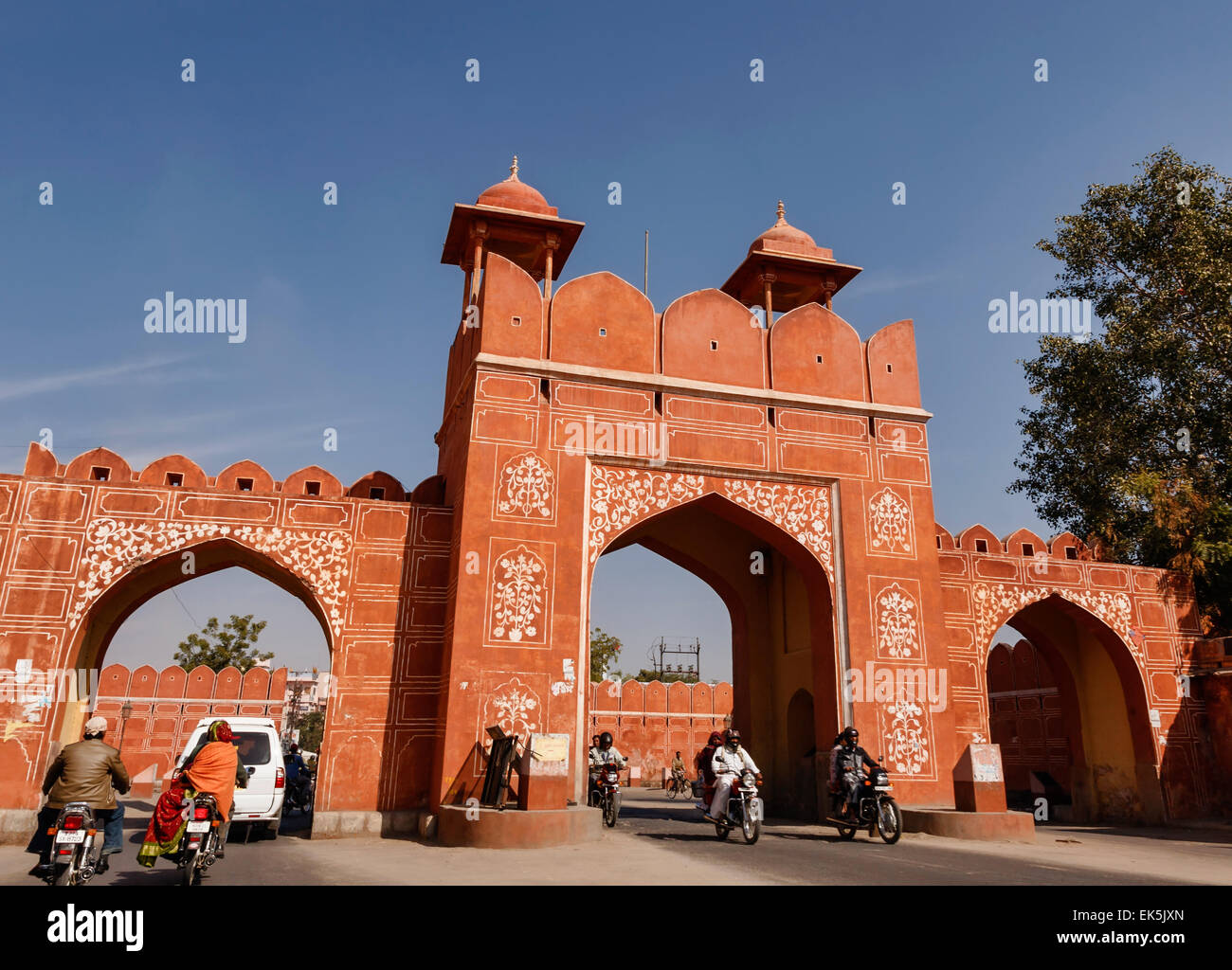 India, Rajasthan, Jaipur, traffic in one of the old entrance gates to ...