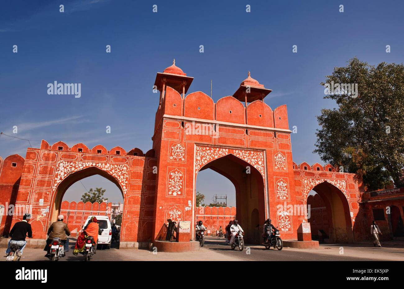 India, Rajasthan, Jaipur, traffic in one of the old entrance gates to ...