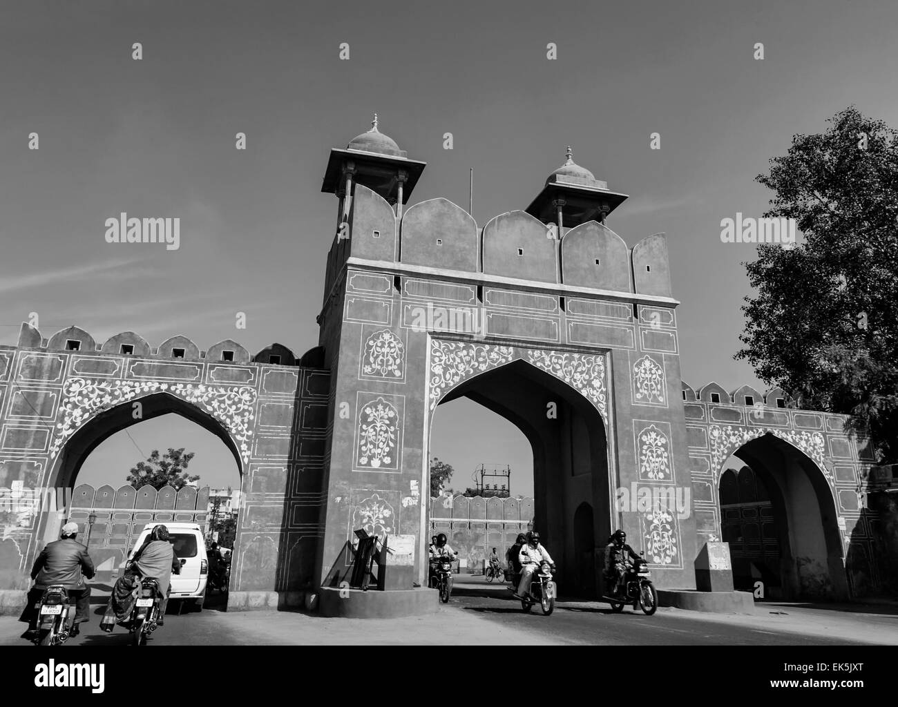 India, Rajasthan, Jaipur, traffic in one of the old entrance gates to ...