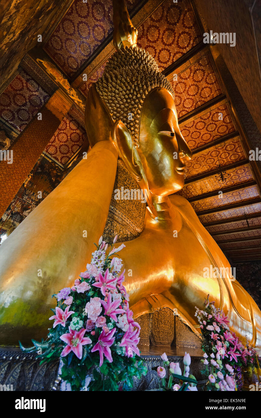 Thailand, Bangkok, Pranon Wat Pho, Laying Buddha golden statue Stock ...