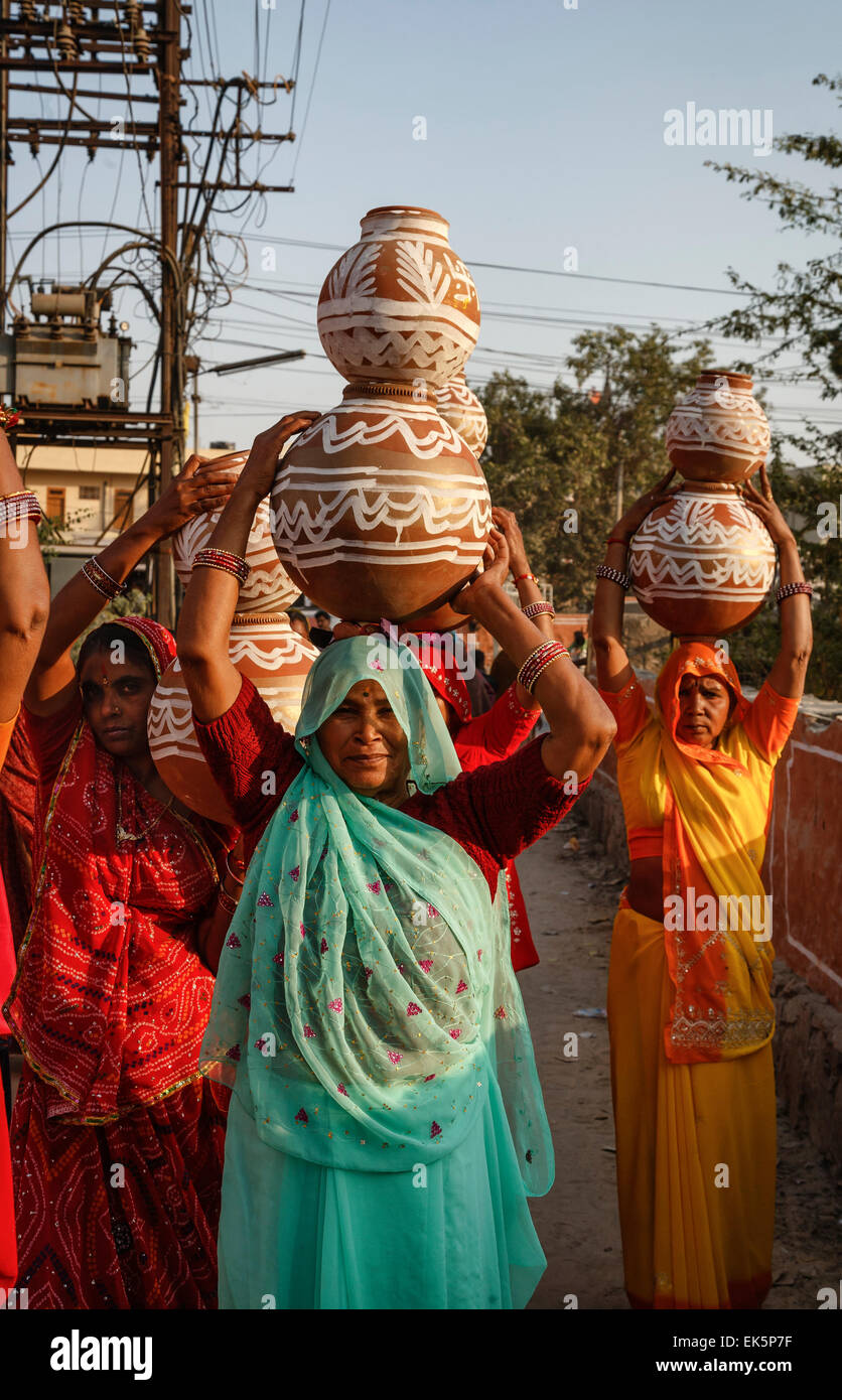 India, Rajasthan, Jaipur, indian women in traditional dresses are ...