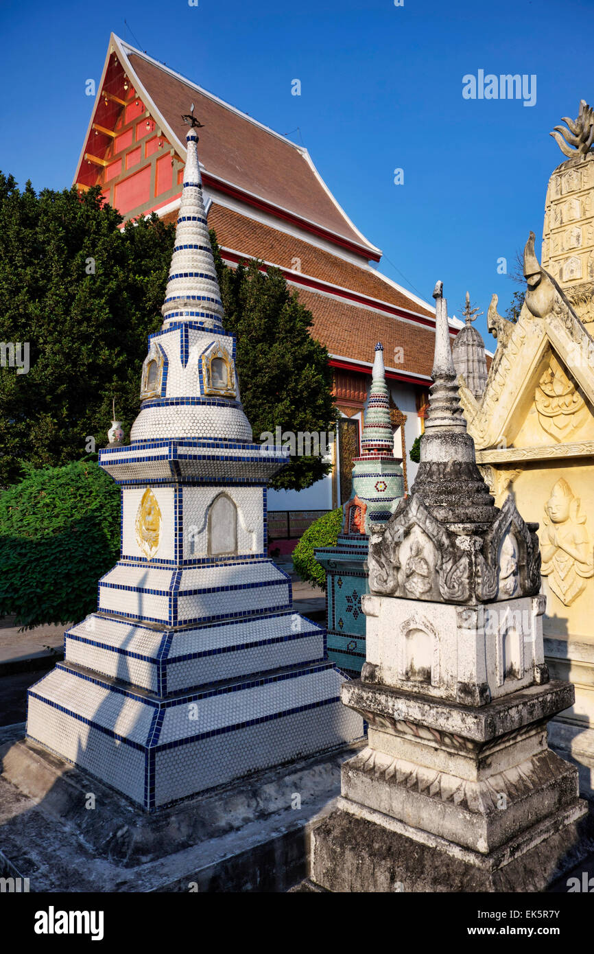 Thailand, Bangkok, Amarintharam Worawihan Temple, old buddhist cemetery ...