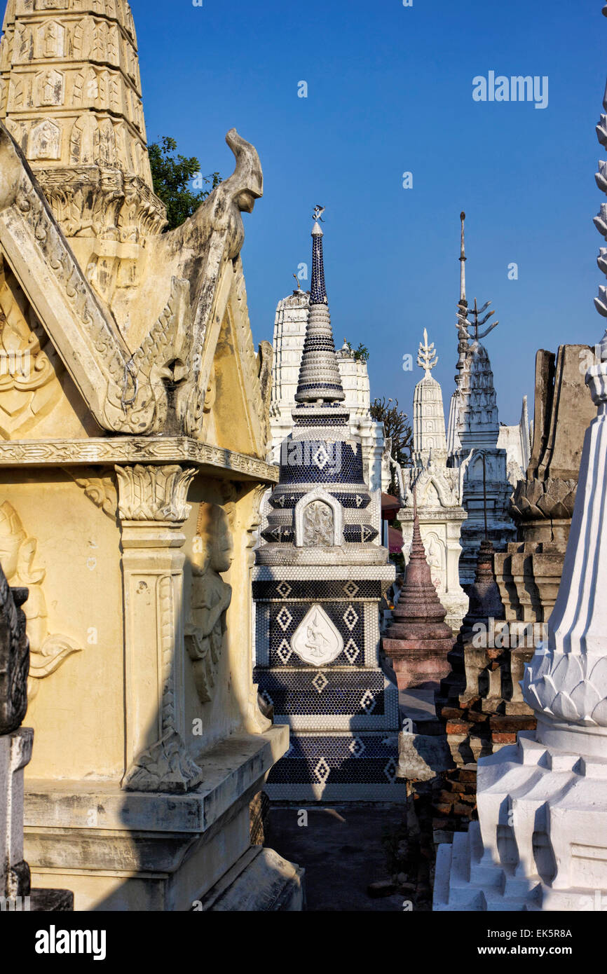 Thailand, Bangkok, Amarintharam Worawihan Temple, old buddhist cemetery ...