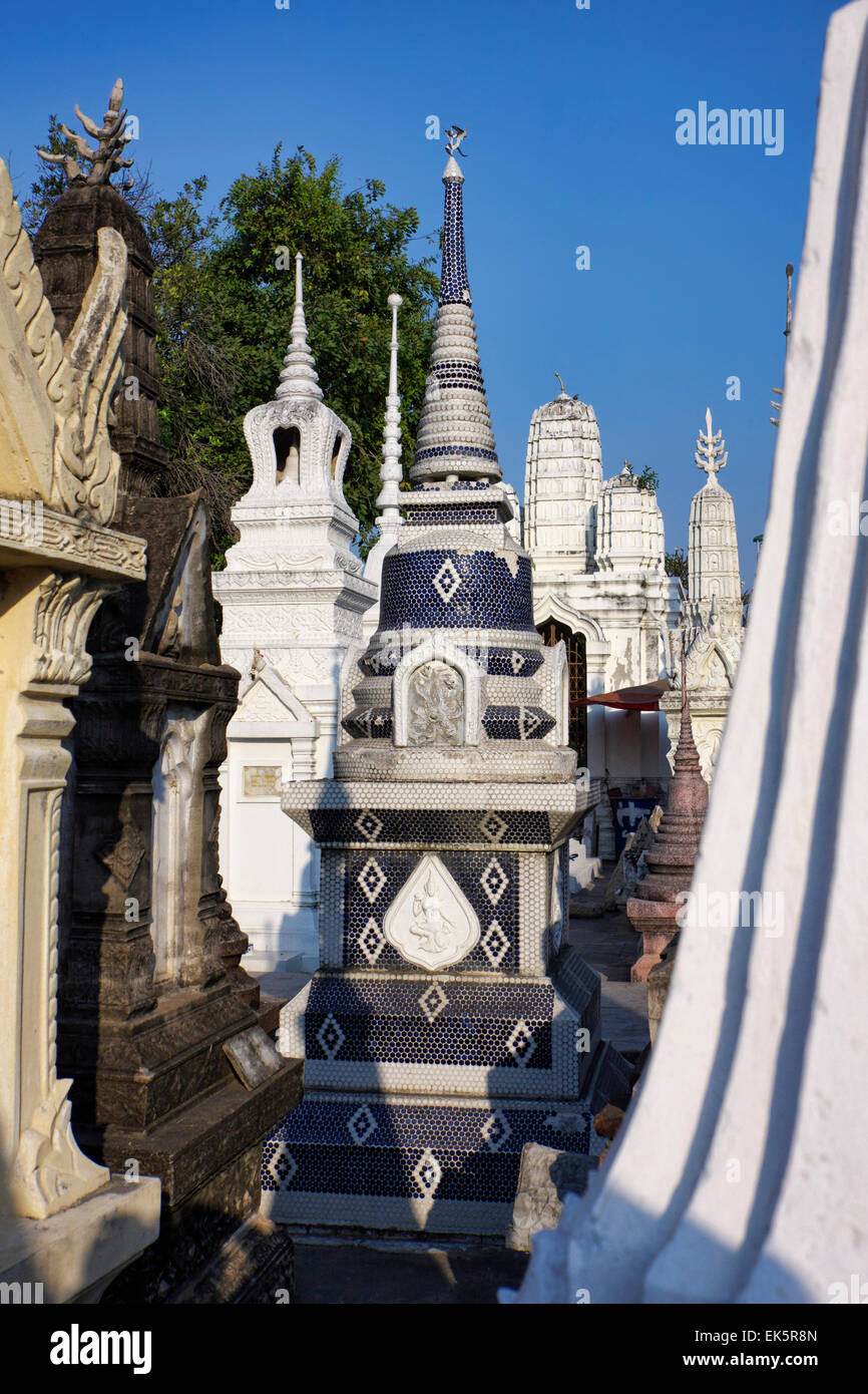 Thailand, Bangkok, Amarintharam Worawihan Temple, old buddhist cemetery ...