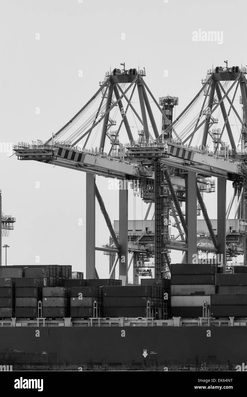 Cargo ships unloading cranes Black and White Stock Photos & Images - Alamy