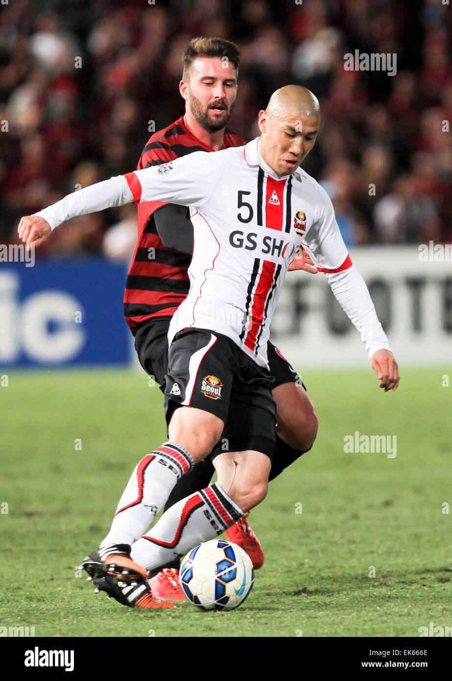 Sydney, Australia. 7th Apr, 2015. Cha Du Ri (R) of FC Seoul competes ...