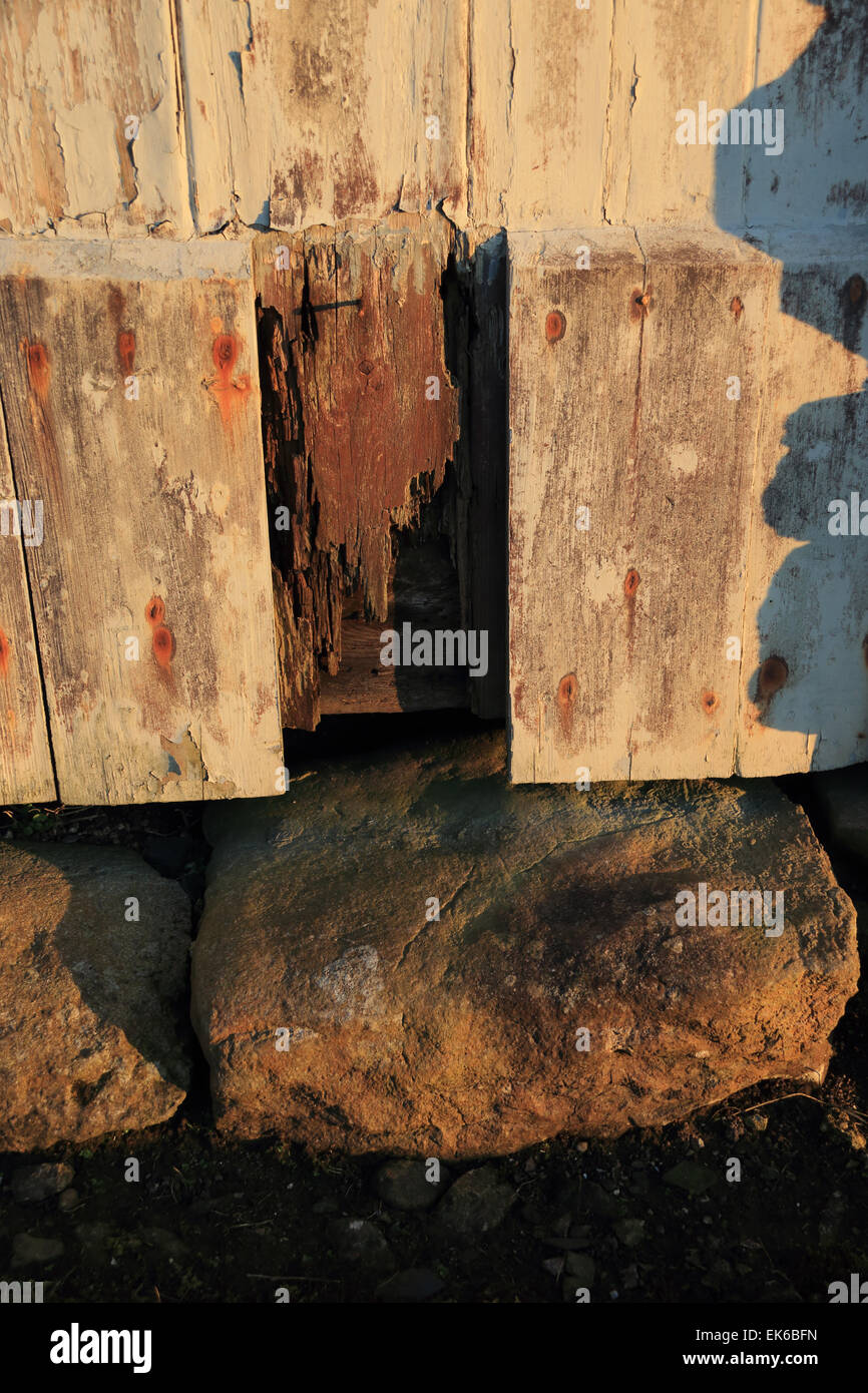 Close up of a decaying old barn door Stock Photo - Alamy
