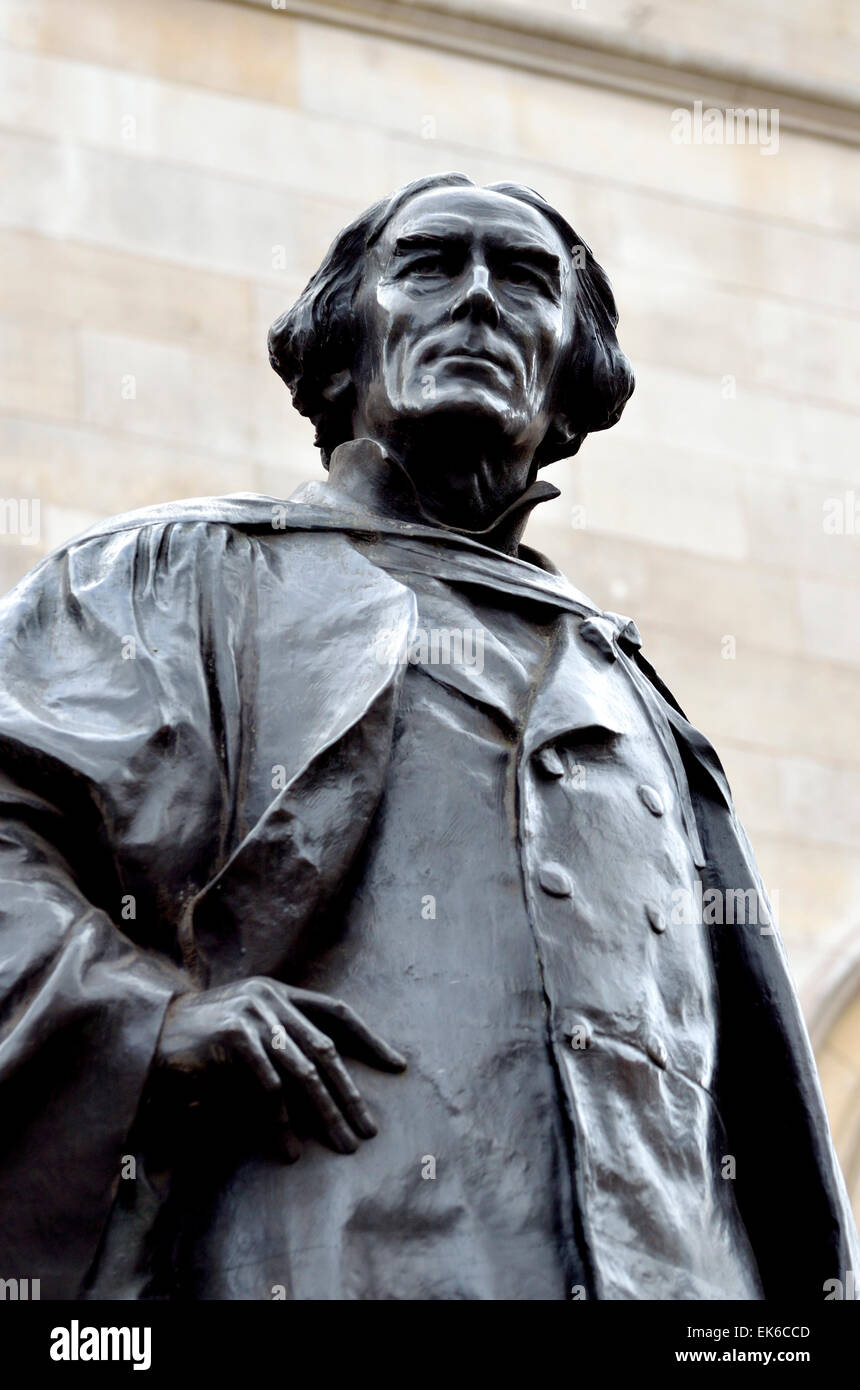 London, England, UK. Statue of Sir Henry Irving (actor and impressario ...