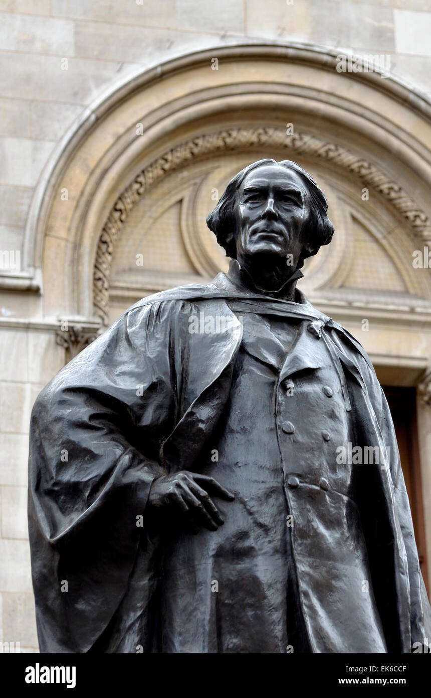 London, England, UK. Statue of Sir Henry Irving (actor and impressario ...